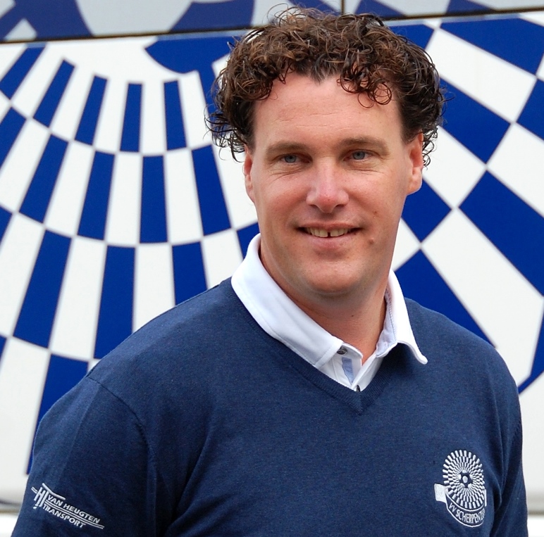 Hoofdtrainer Koen Janssen verzorgd dames 30-plus training | VV Scherpenzeel